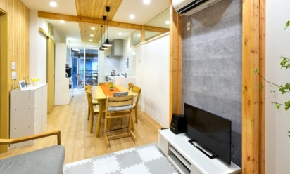 10畳〜12畳の縦長LDK・壁付けキッチンのレイアウト実例｜狭い空間がおしゃれ＆快適になる家具配置 | 「超断熱・超換気」の快適リフォームなら土屋ホームトピア